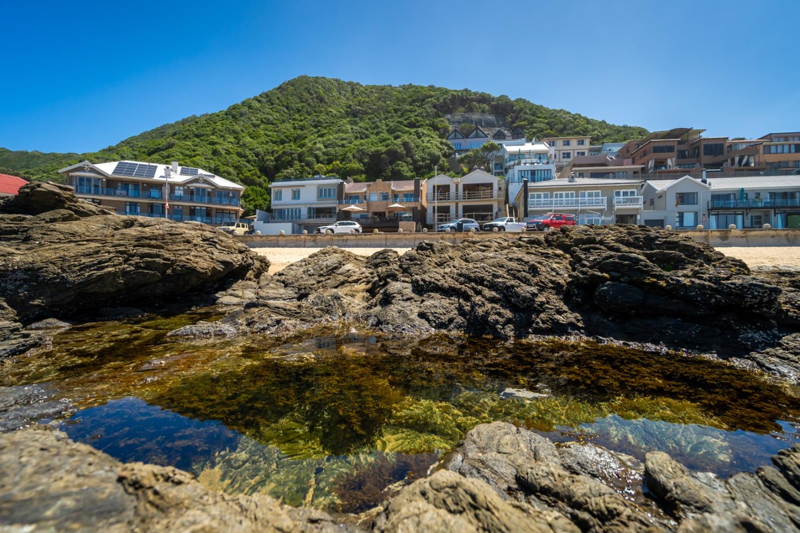 6 Bedroom House for sale in Herolds Bay - P24-116725938