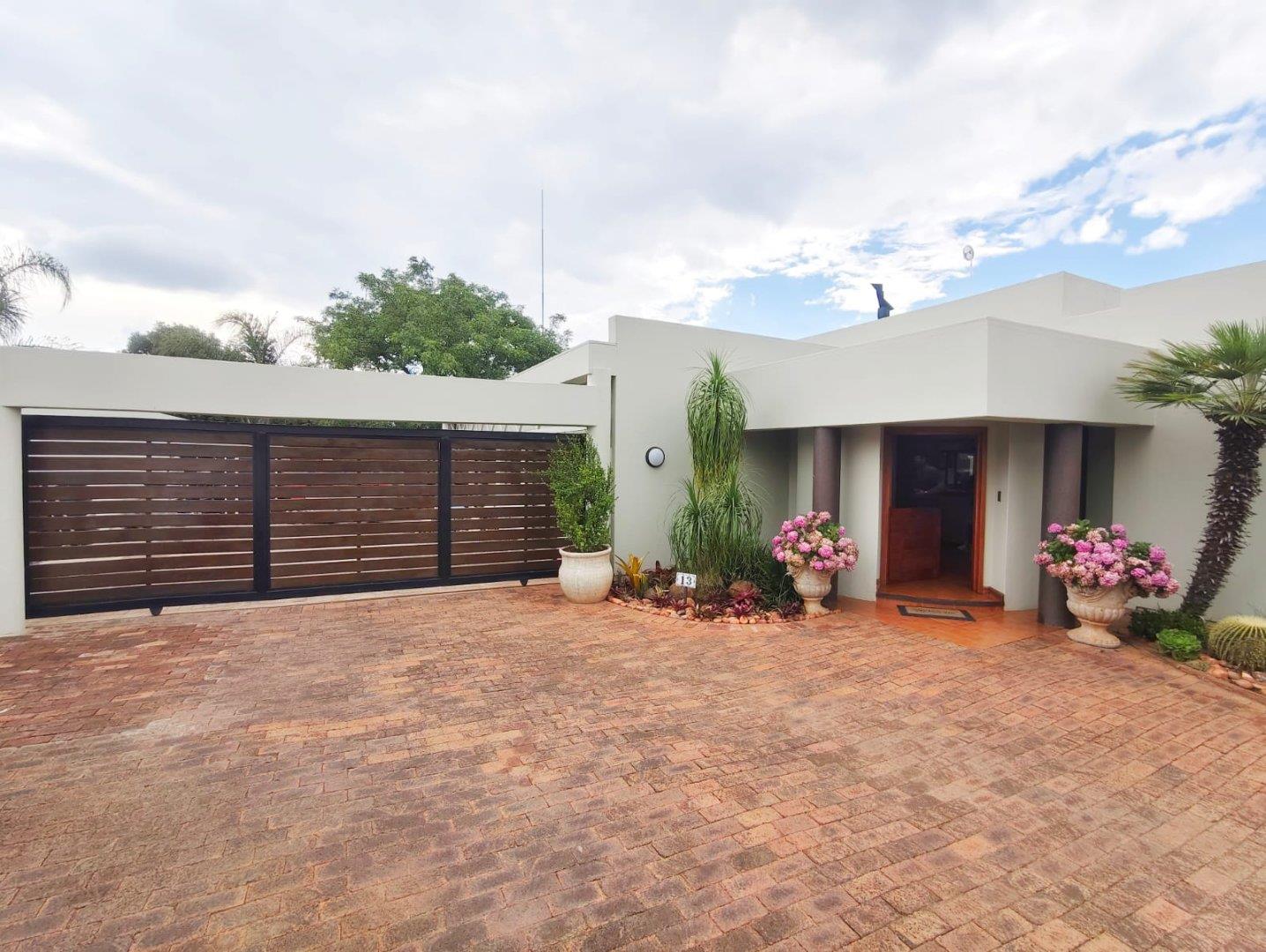 4 Bedroom House for sale in Bendor Village - P24-116727424