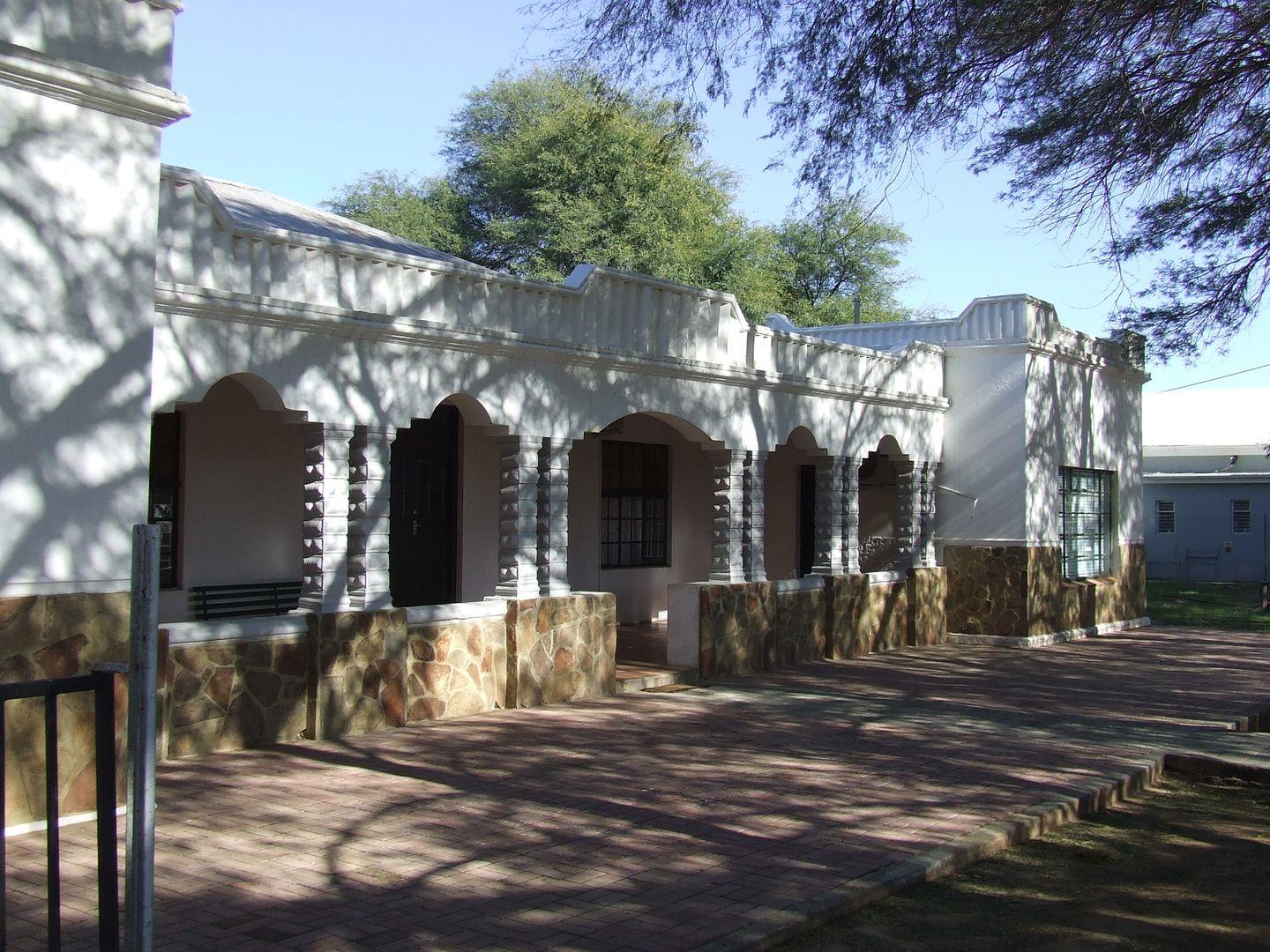 5 Bedroom House for sale in Loeriesfontein - P24-116737936
