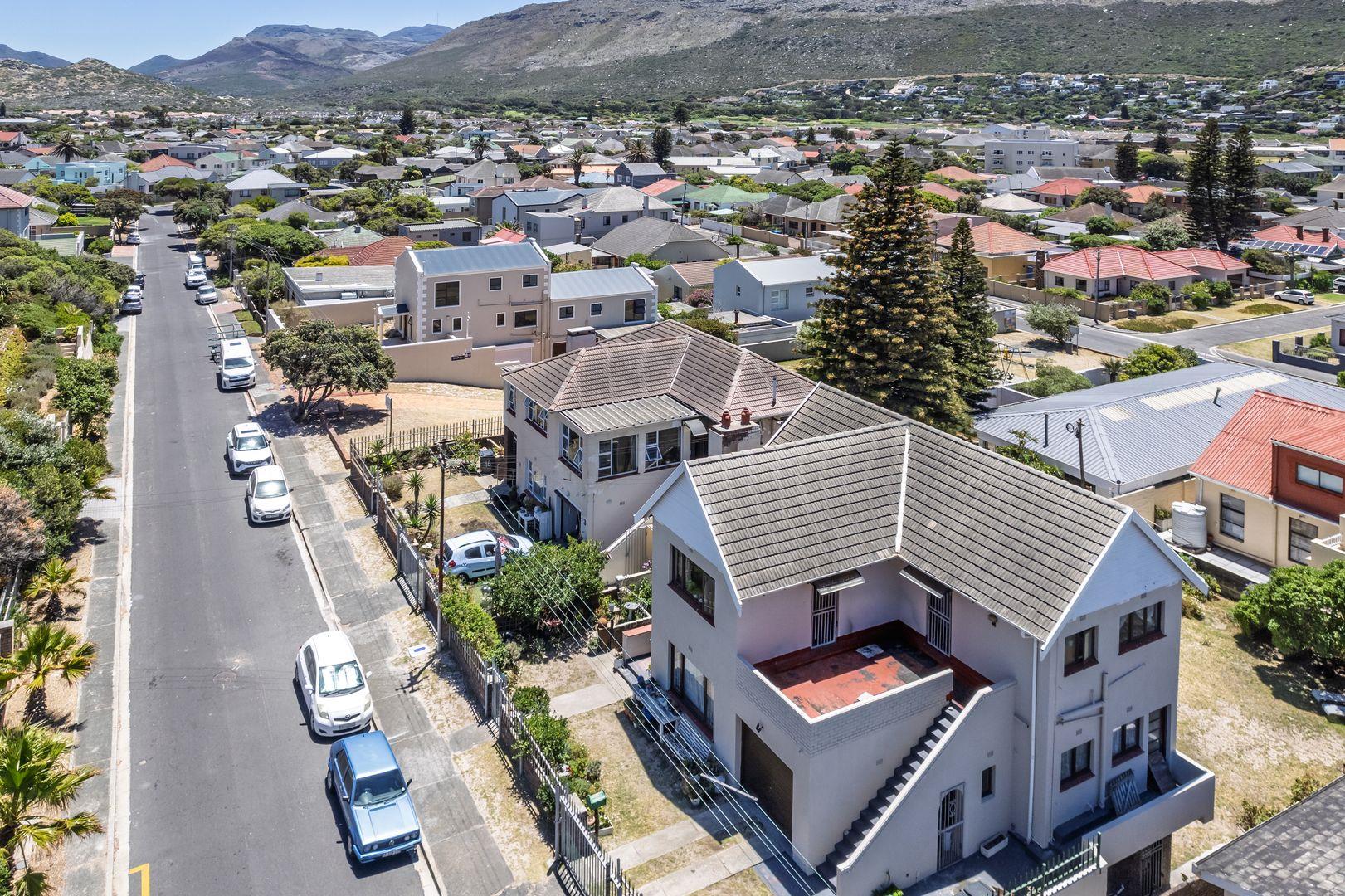 5 Bedroom House for sale in Fish Hoek - 14 Second Crescent - P24-116739754
