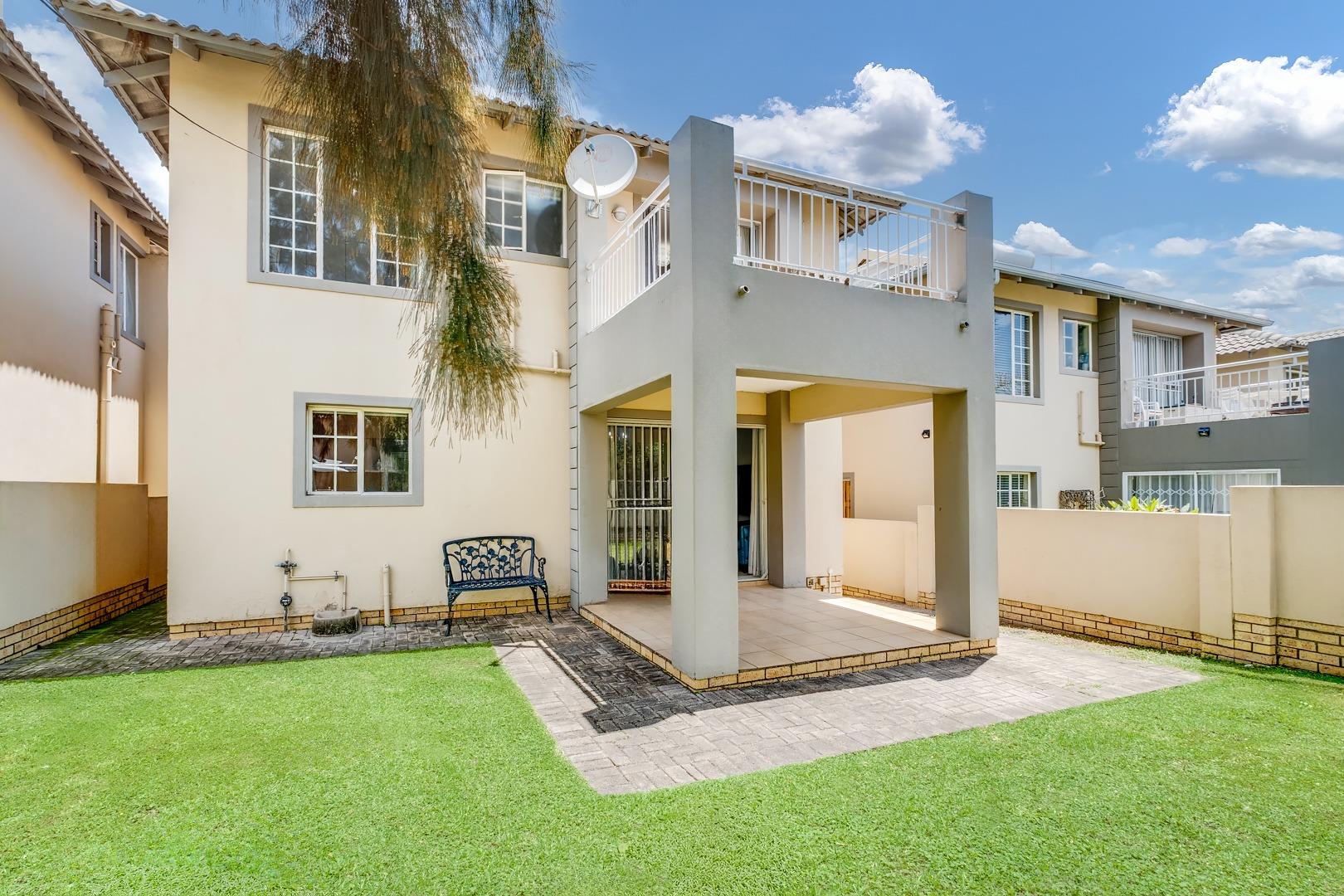 3 Bedroom Townhouse for sale in Ruimsig Country Estate - P24-116744108