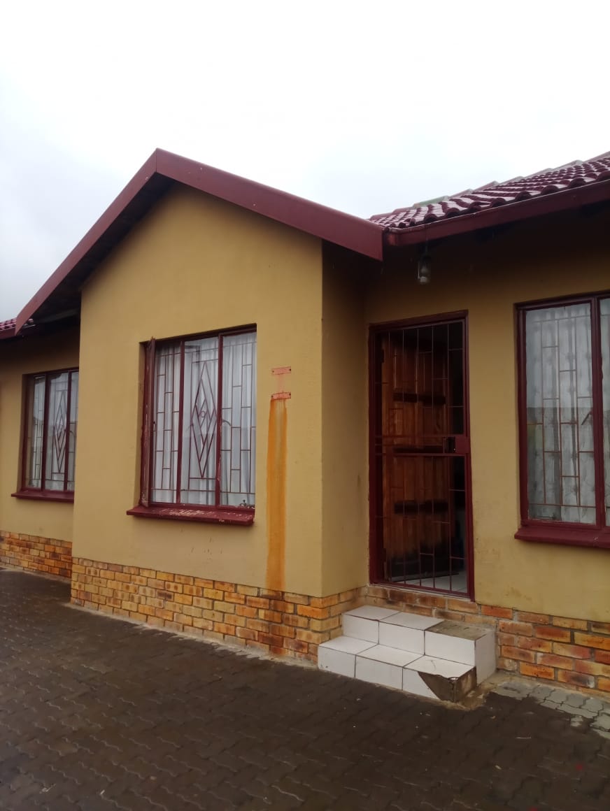 3 Bedroom House for sale in Tlhabane West - P24-116745355