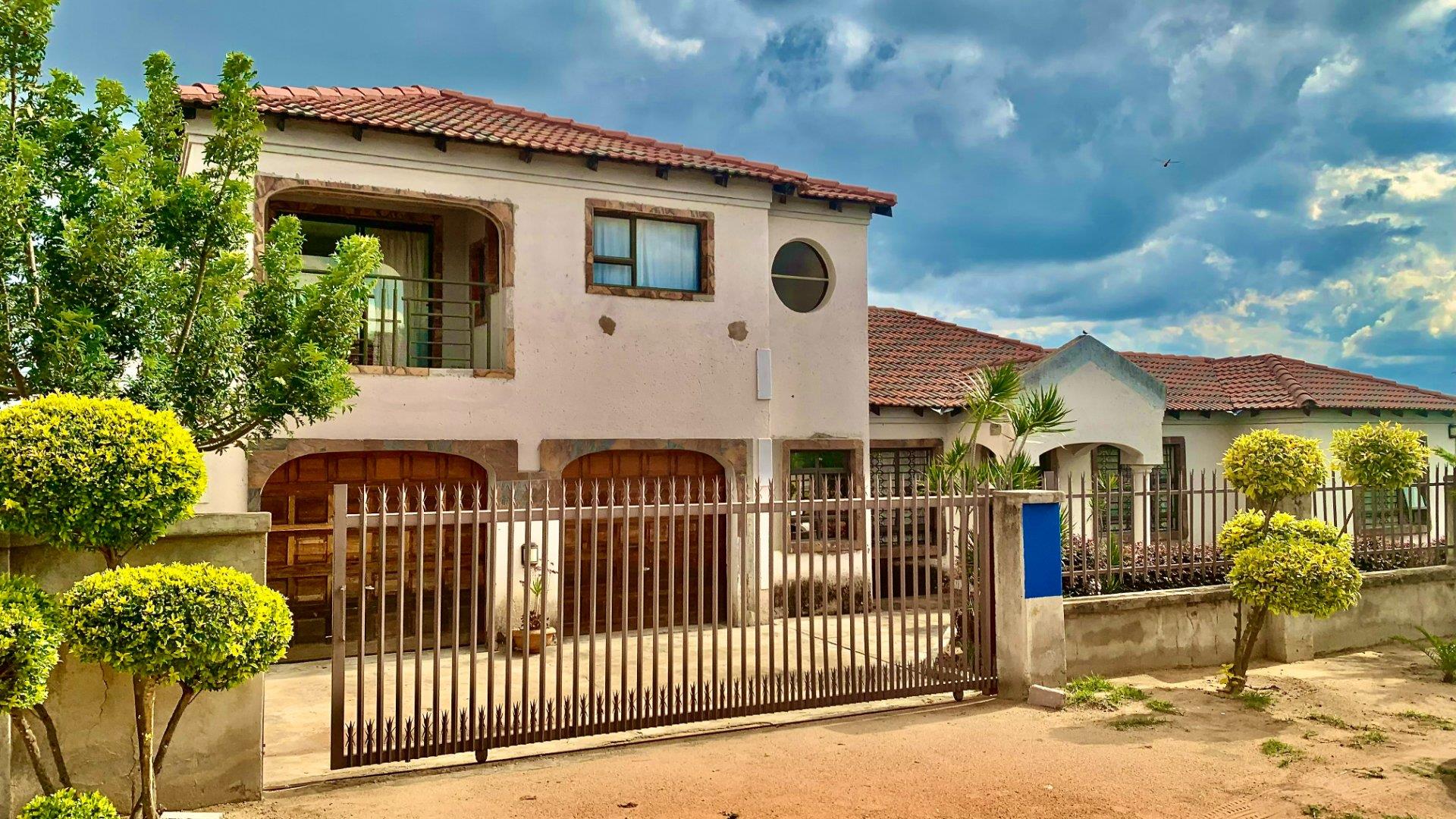 4 Bedroom House for sale in Koloti - P24-116748761