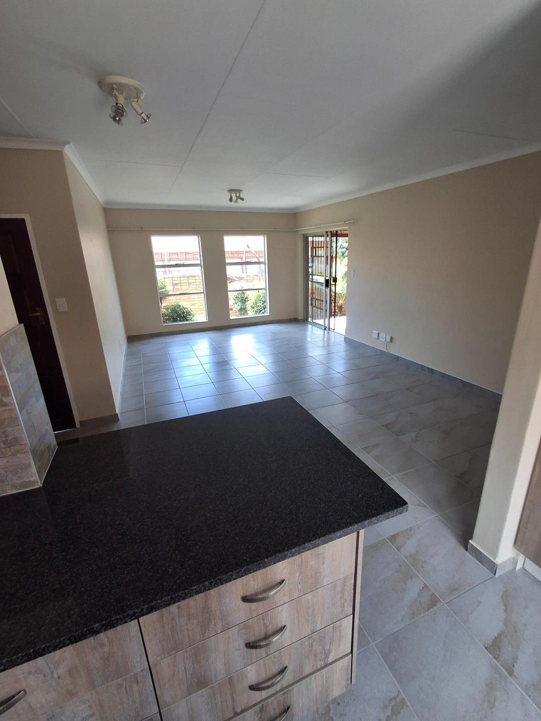 3 Bedroom Townhouse for sale in Amberfield Crest Estate - P24-116749381