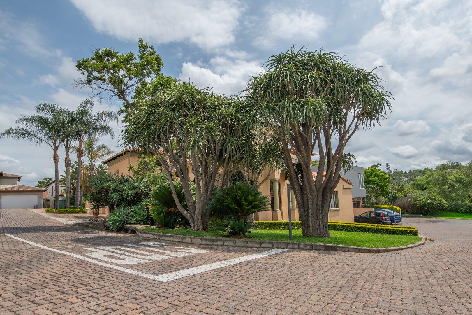 3 Bedroom House for sale in Featherbrooke Estate - P24-116749587