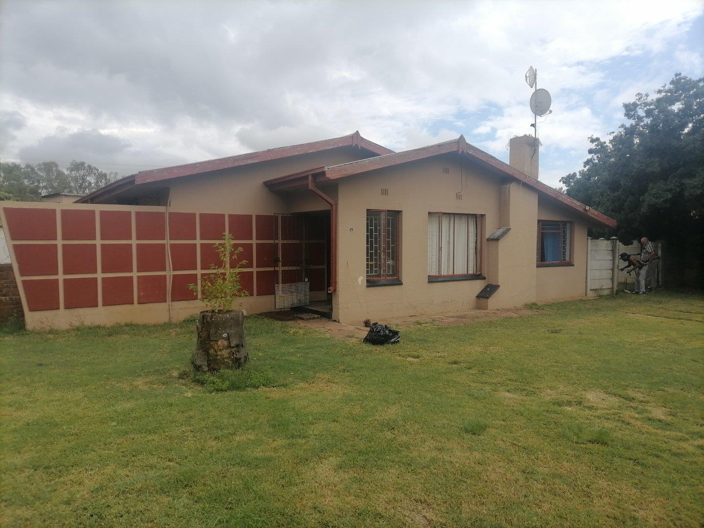 4 Bedroom House for sale in Leeudoringstad - P24-116739674