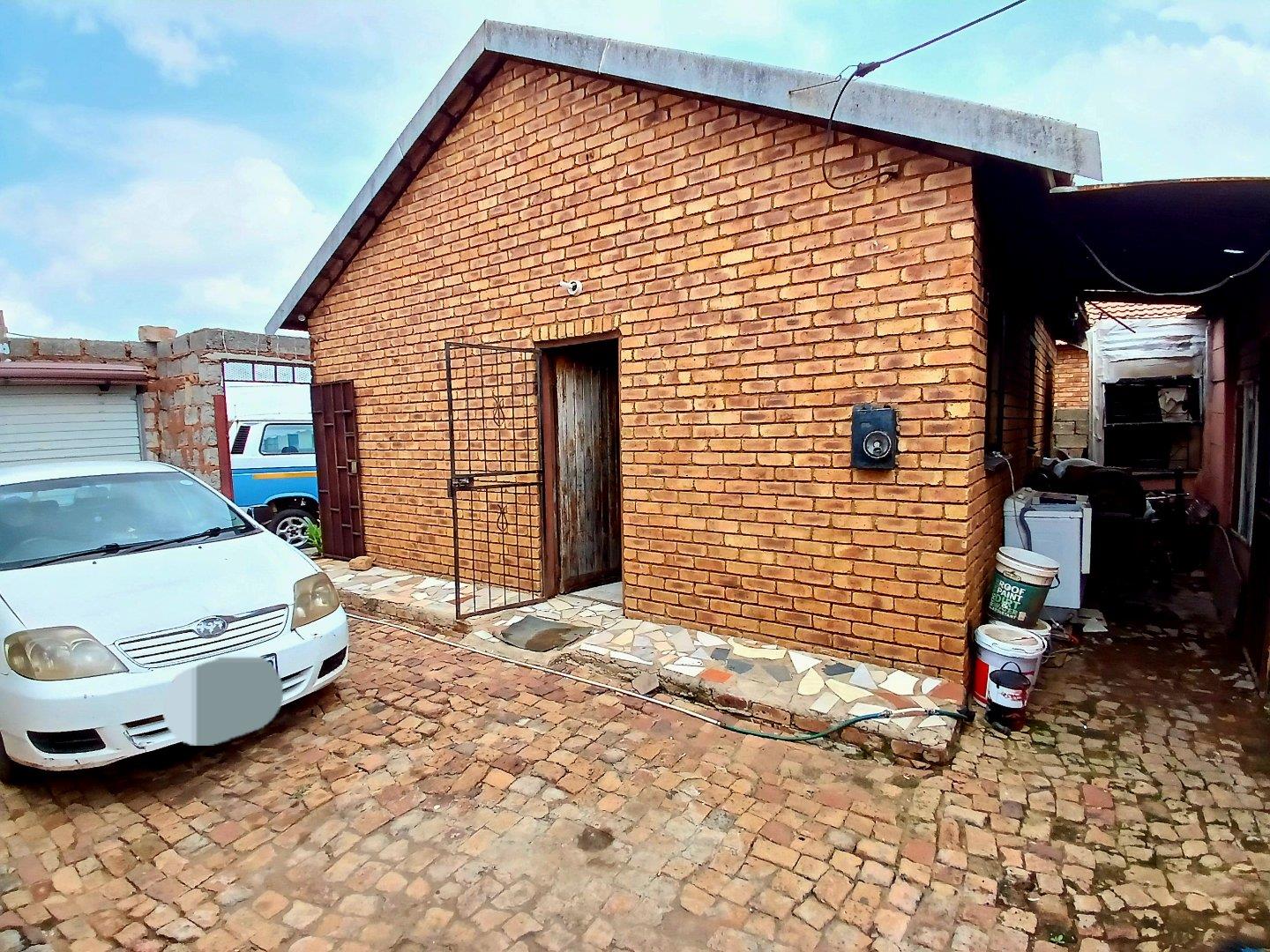 House for sale in Tsakane Ext 11 - 2915 Zama Street - P24-116754035