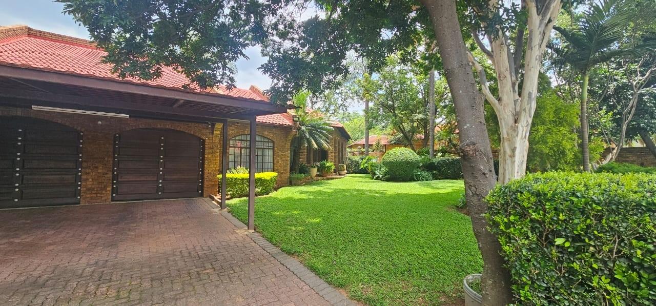 4 Bedroom House for sale in Geelhoutpark - P24-116764080