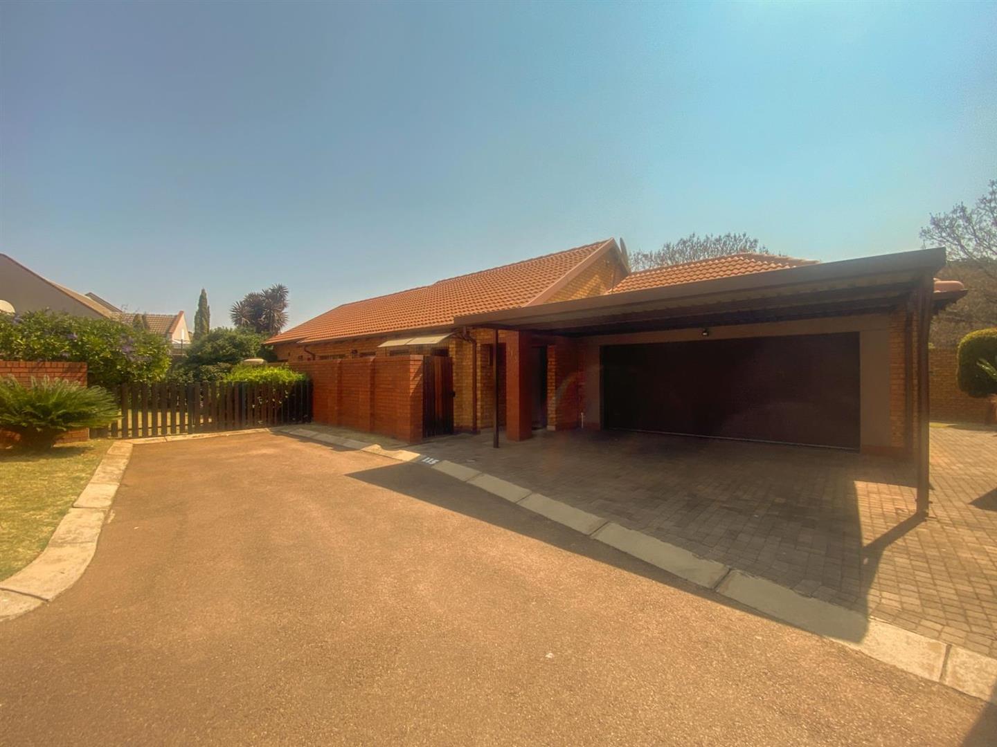 3 Bedroom House for sale in Willow Park Manor - P24-116769559