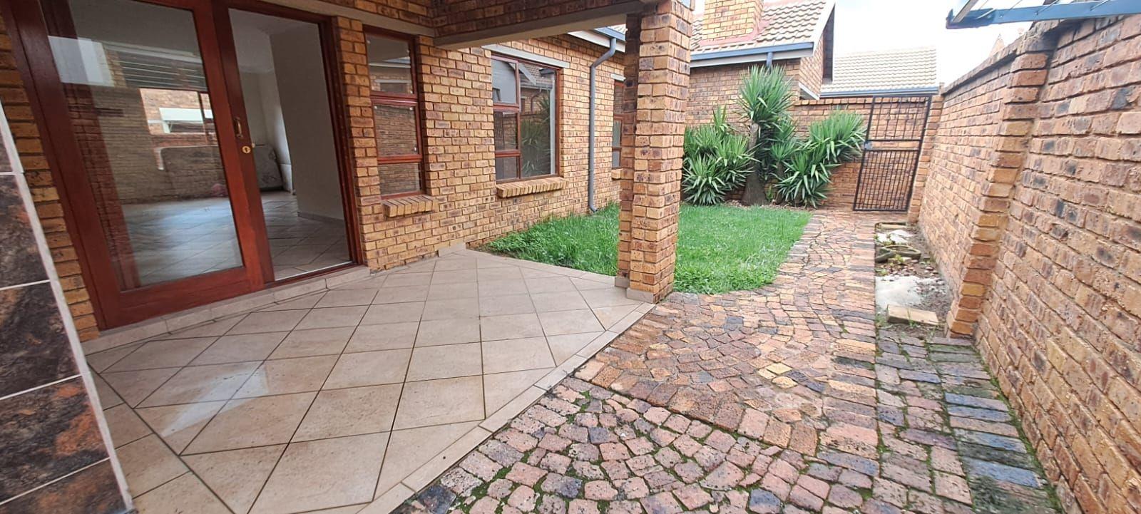 2 Bedroom Townhouse for sale in Bartlett - P24-114767886