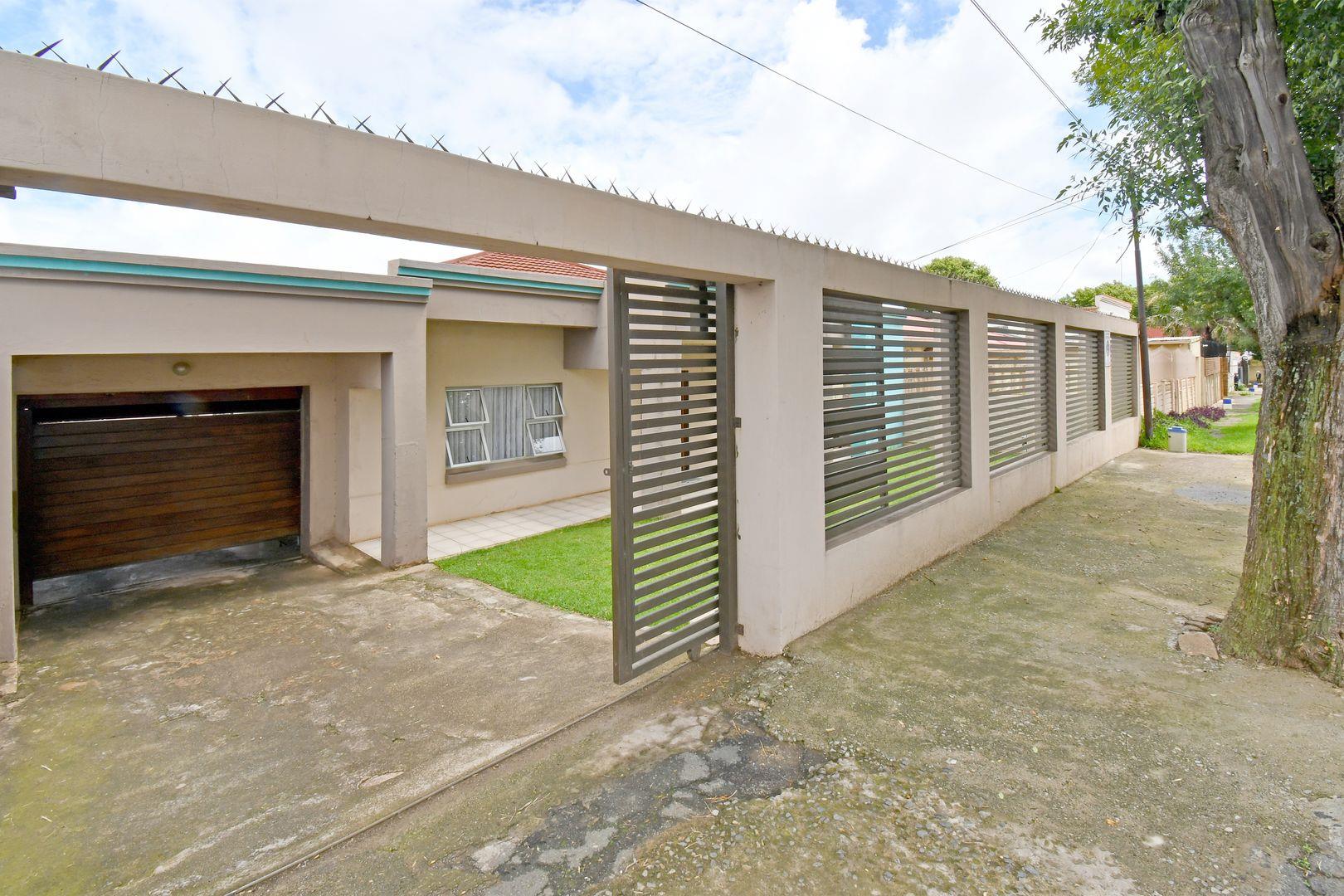 4 Bedroom House for sale in Mayfair West - P24-116770263