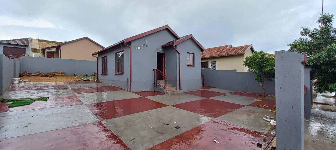 2 Bedroom House for sale in Mamelodi East - P24-116771645