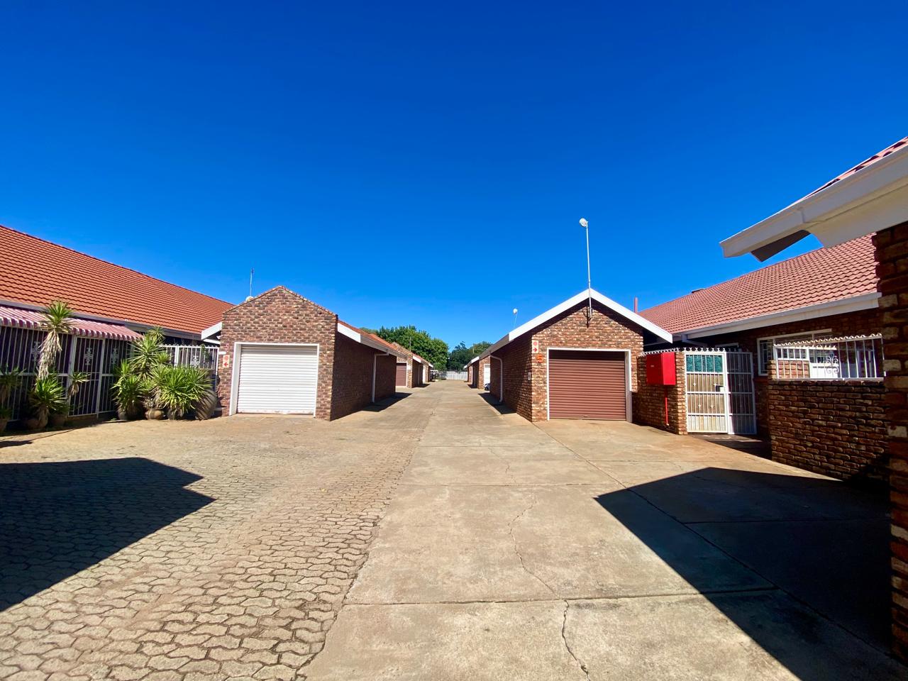 2 Bedroom Townhouse for sale in Potchefstroom Central - P24-116773599