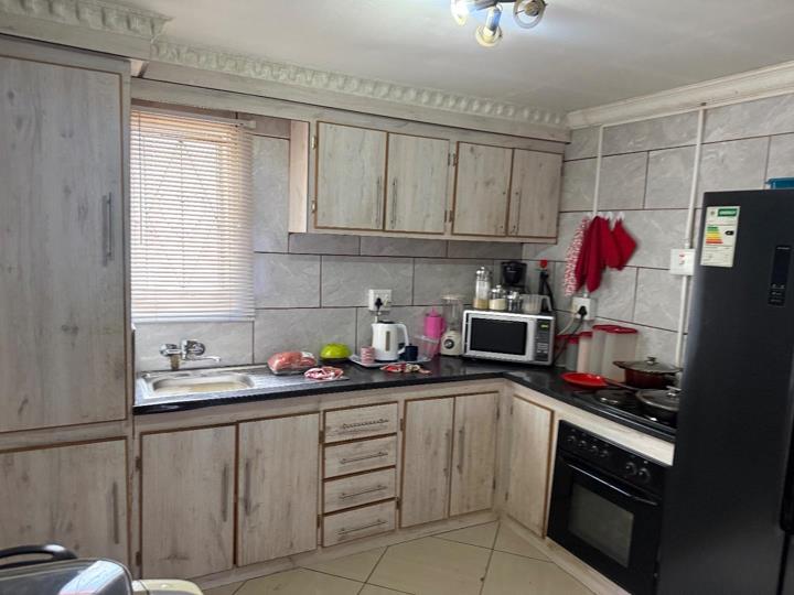 5 Bedroom House for sale in Turflaagte - P24-116774629