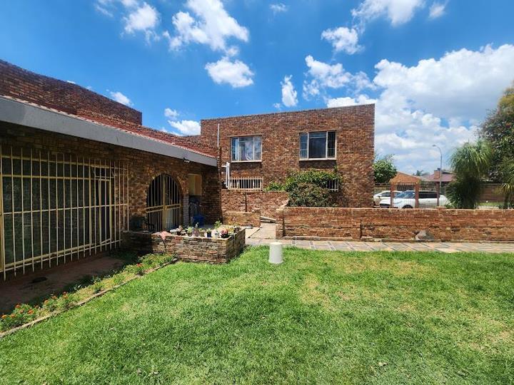 9 Bedroom House for sale in Edleen - P24-116775029