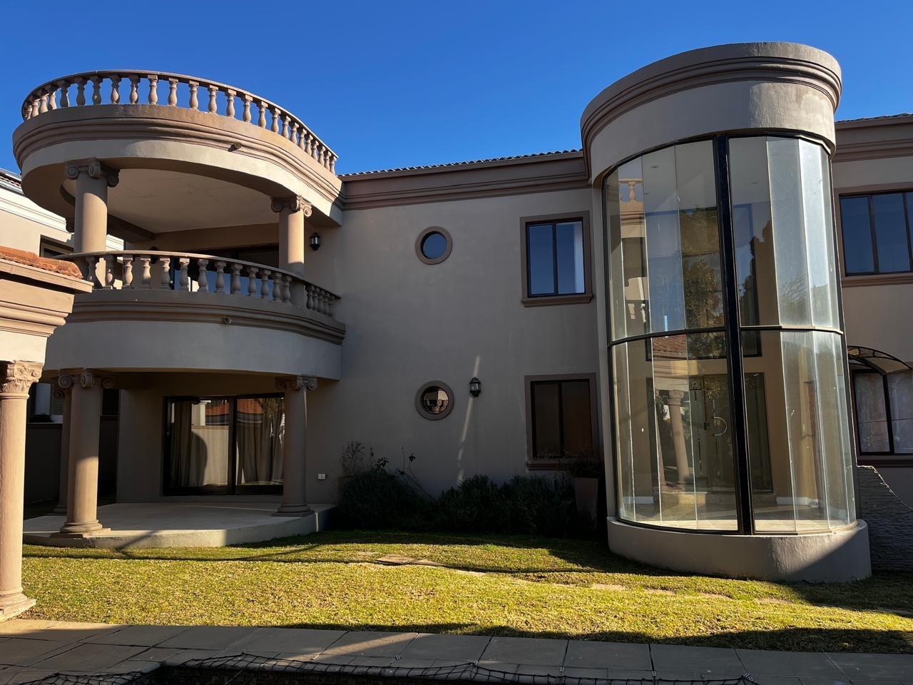 4 Bedroom House for sale in Kosmosdal - P24-116777724
