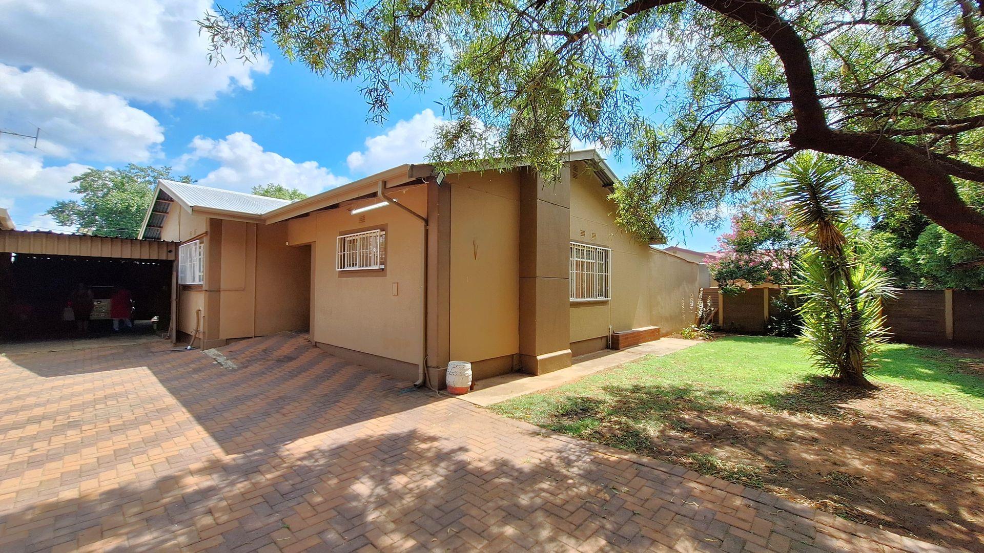 4 Bedroom House for sale in Vanderbijlpark SE 1 - P24-116777915