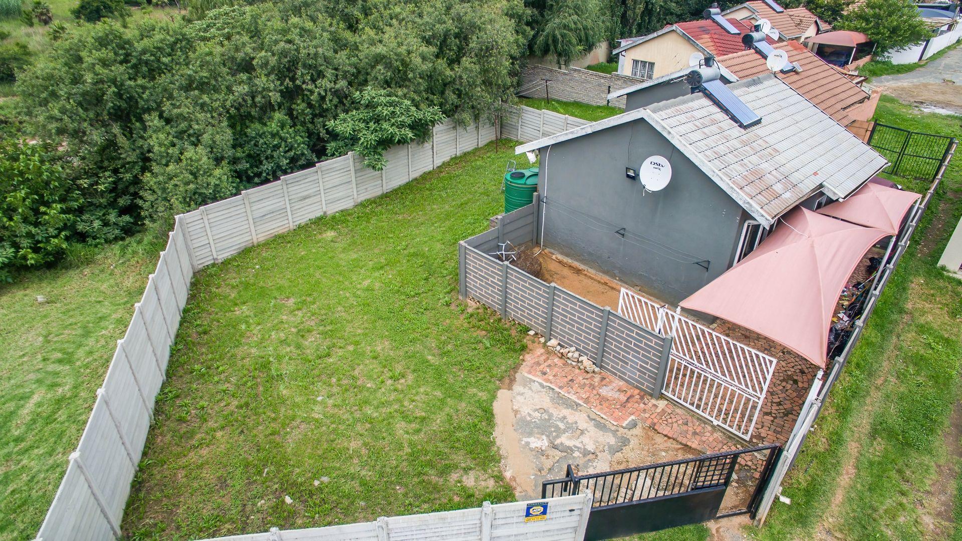 2 Bedroom Townhouse for sale in Lombardy West - P24-116778658
