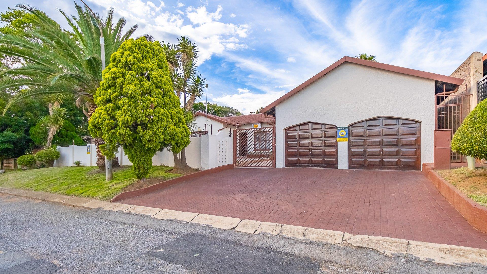 4 Bedroom House for sale in Fleurhof - P24-116781838