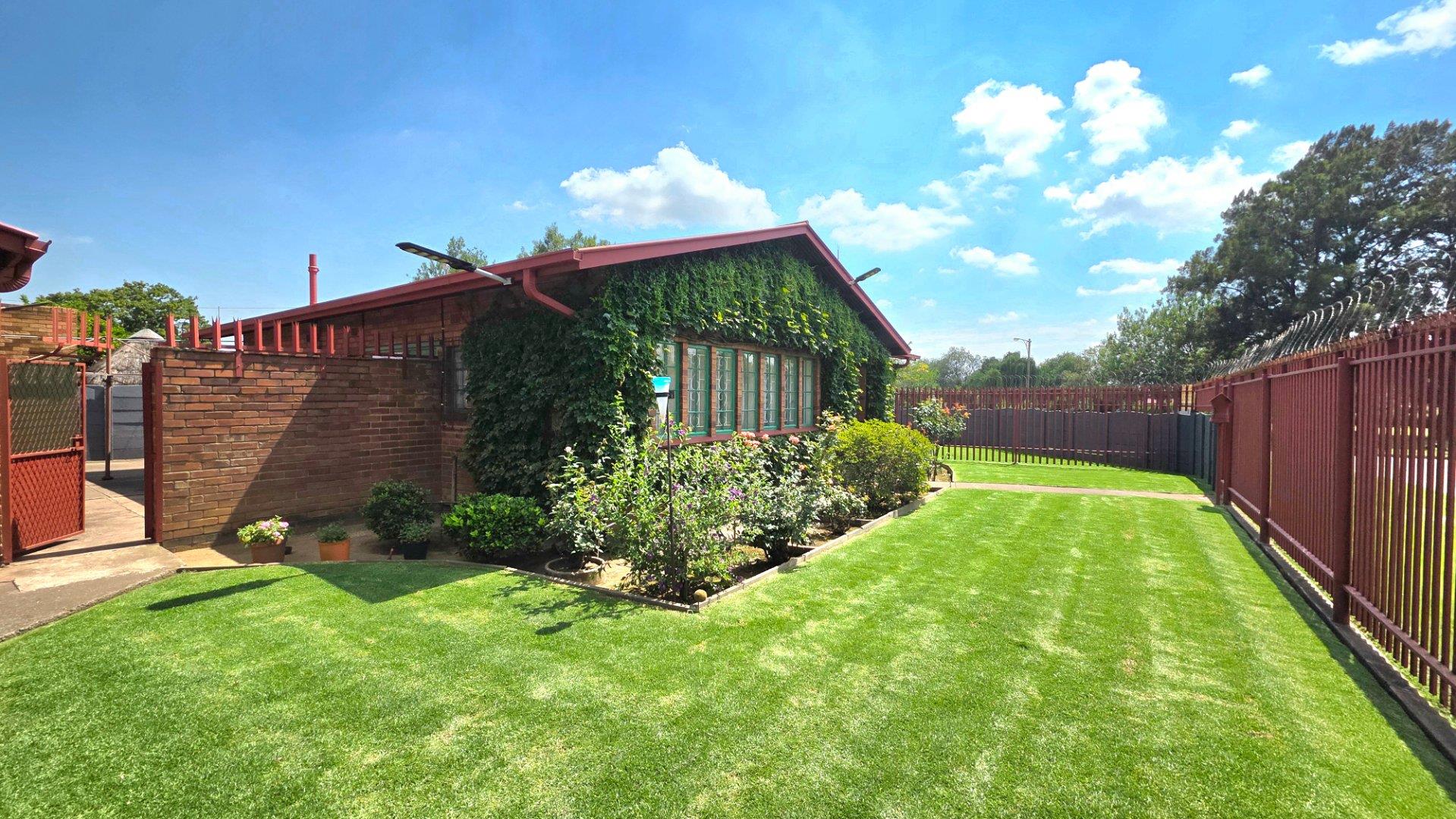 3 Bedroom House for sale in Vanderbijlpark CW 4 - P24-116785149