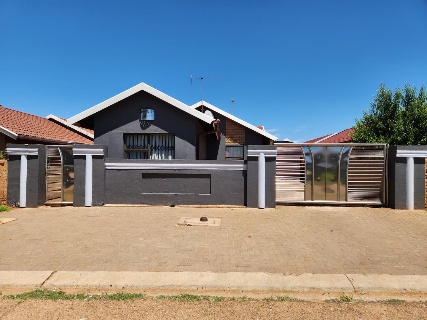 3 Bedroom House for sale in Sebokeng Zone 14 - P24-116788619