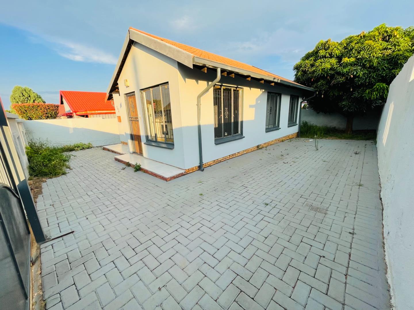 3 Bedroom House for sale in Geelhoutpark - P24-116788949
