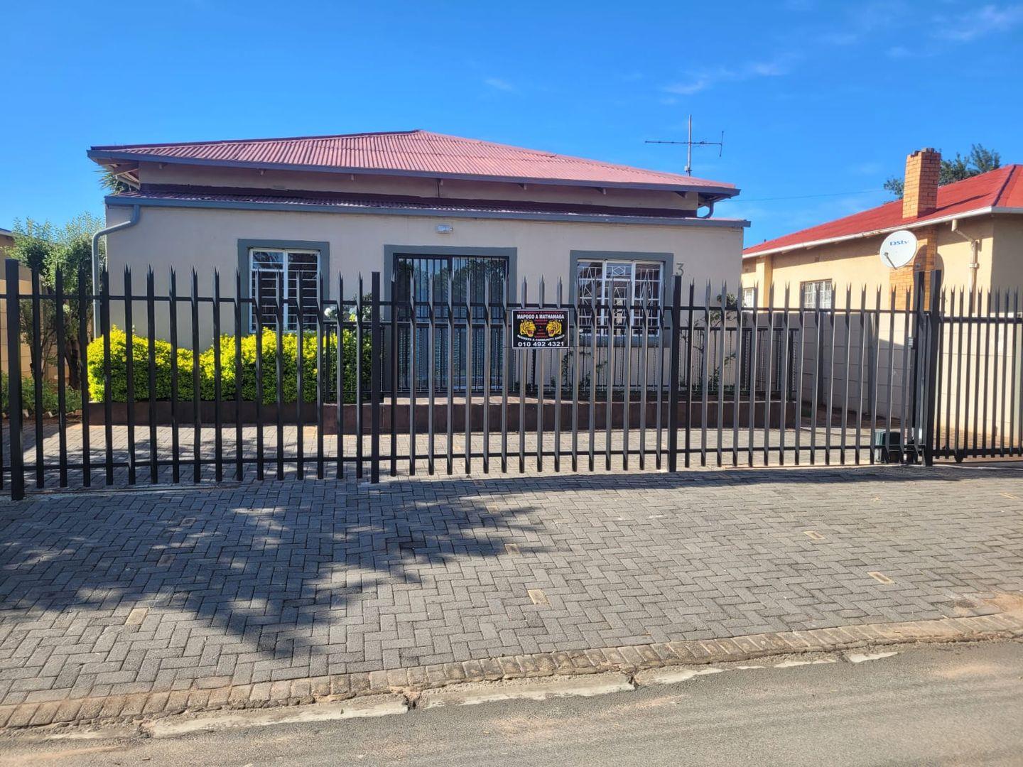 4 Bedroom House for sale in Randgate - 31 Smuts Street - P24-116794098