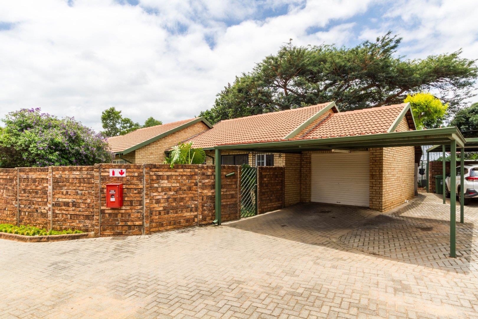 2 Bedroom Townhouse for sale in Die Wilgers - P24-116795161