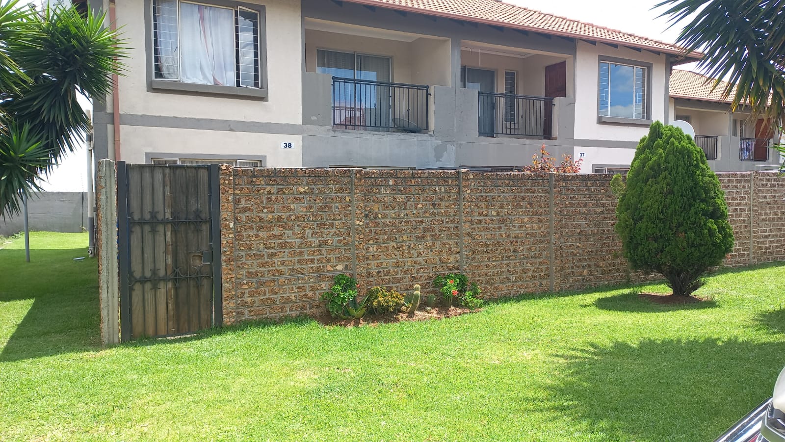 2 Bedroom Townhouse for sale in Parkrand - P24-116795277