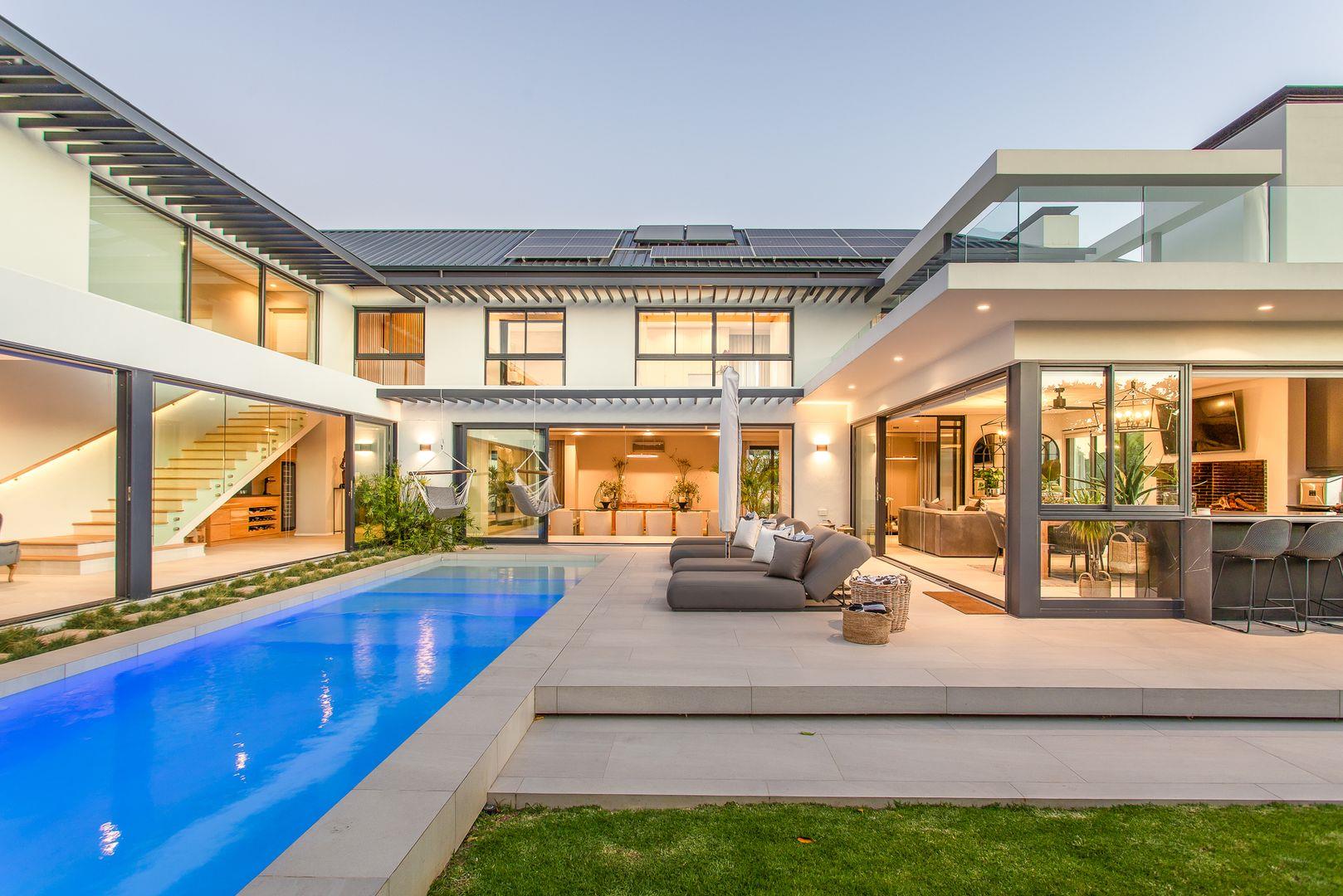 4 Bedroom House for sale in Val de Vie Estate - P24-116795692