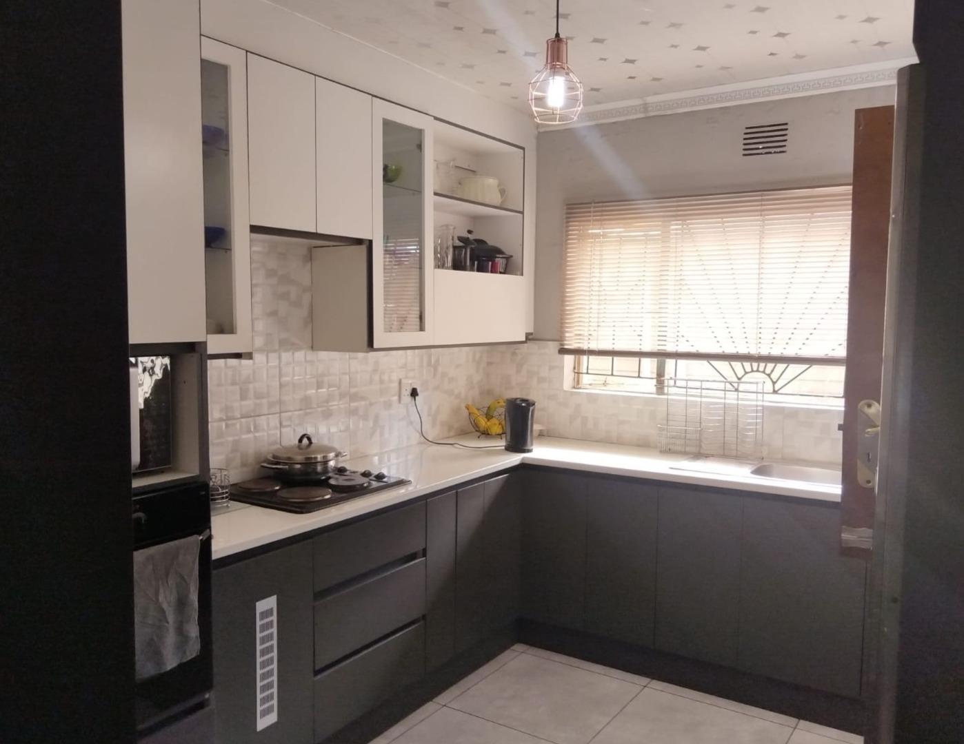 4 Bedroom House for sale in Montshioa - P24-116797058