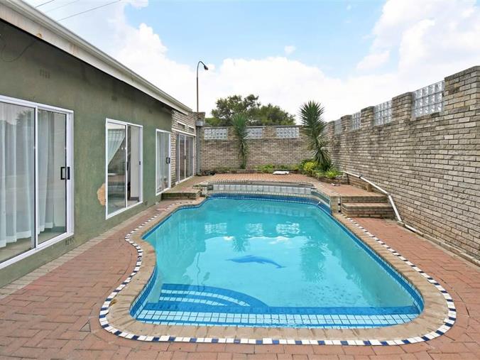 3 Bedroom House for Sale in Mayfair West