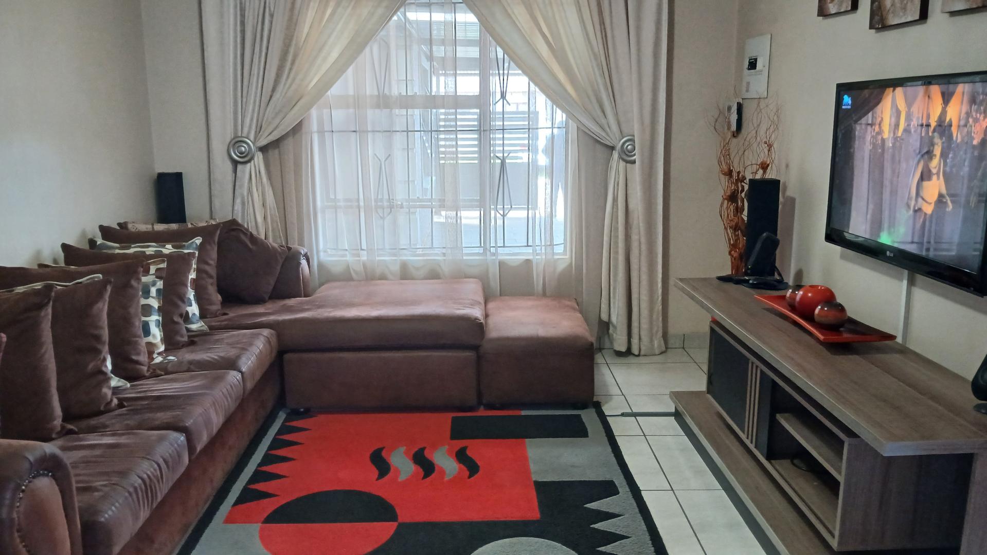 5 Bedroom House for sale in Daveyton - P24-116800006