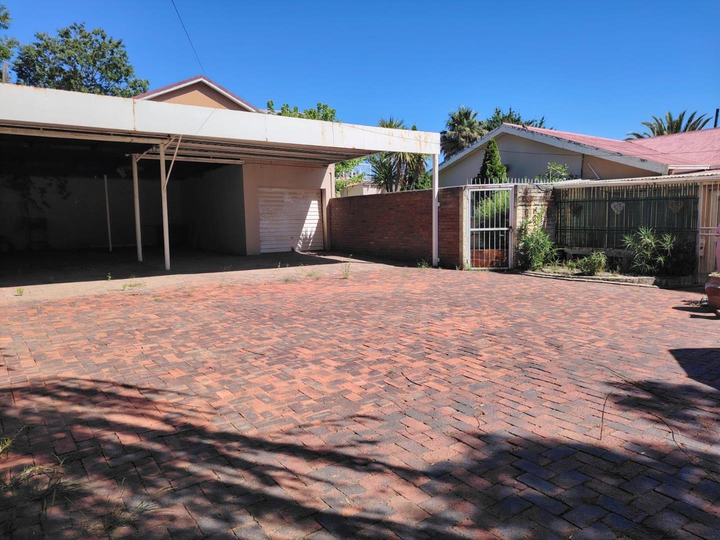 4 Bedroom House for sale in Ladybrand - 14 5de Street - P24-116801159