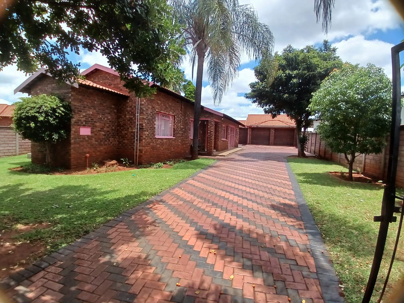 3 Bedroom House for sale in Geelhoutpark - P24-116802080