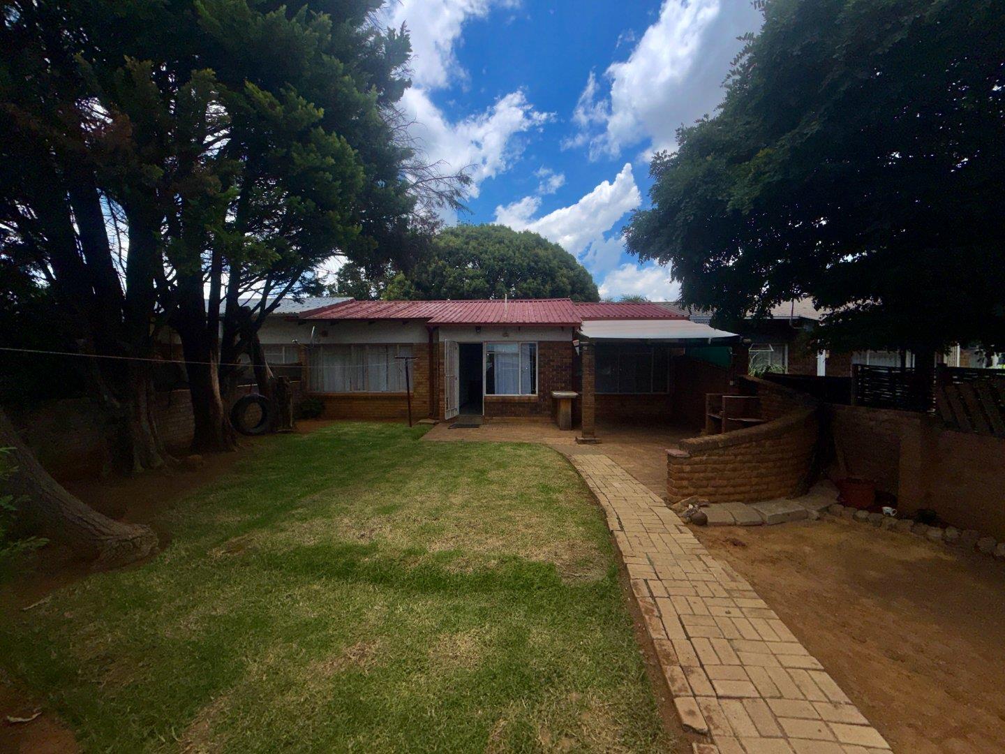 2 Bedroom House for sale in Ottosdal - P24-116804578
