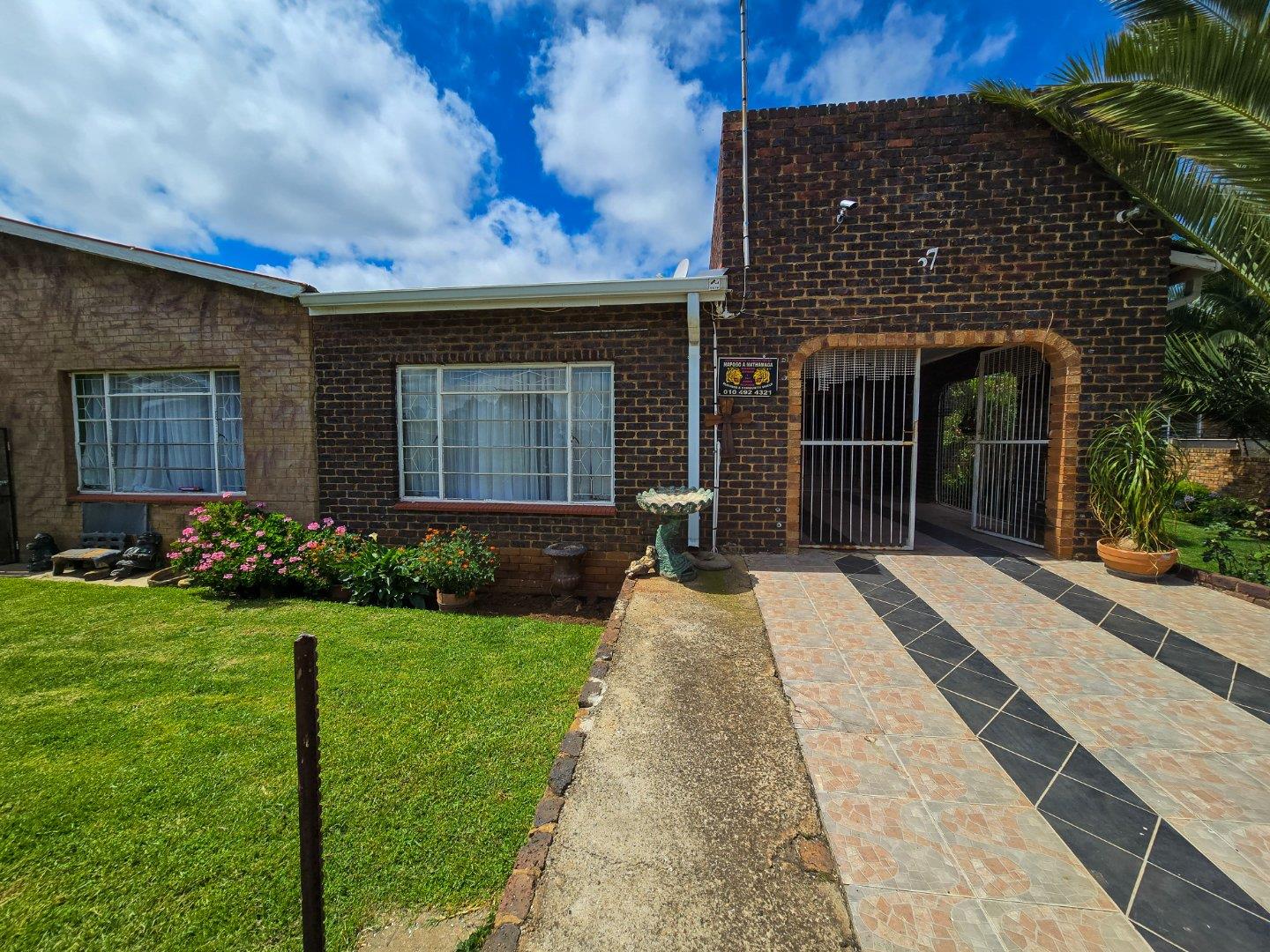 4 Bedroom House for sale in Randgate - 37 Langerman Street - P24-116806674