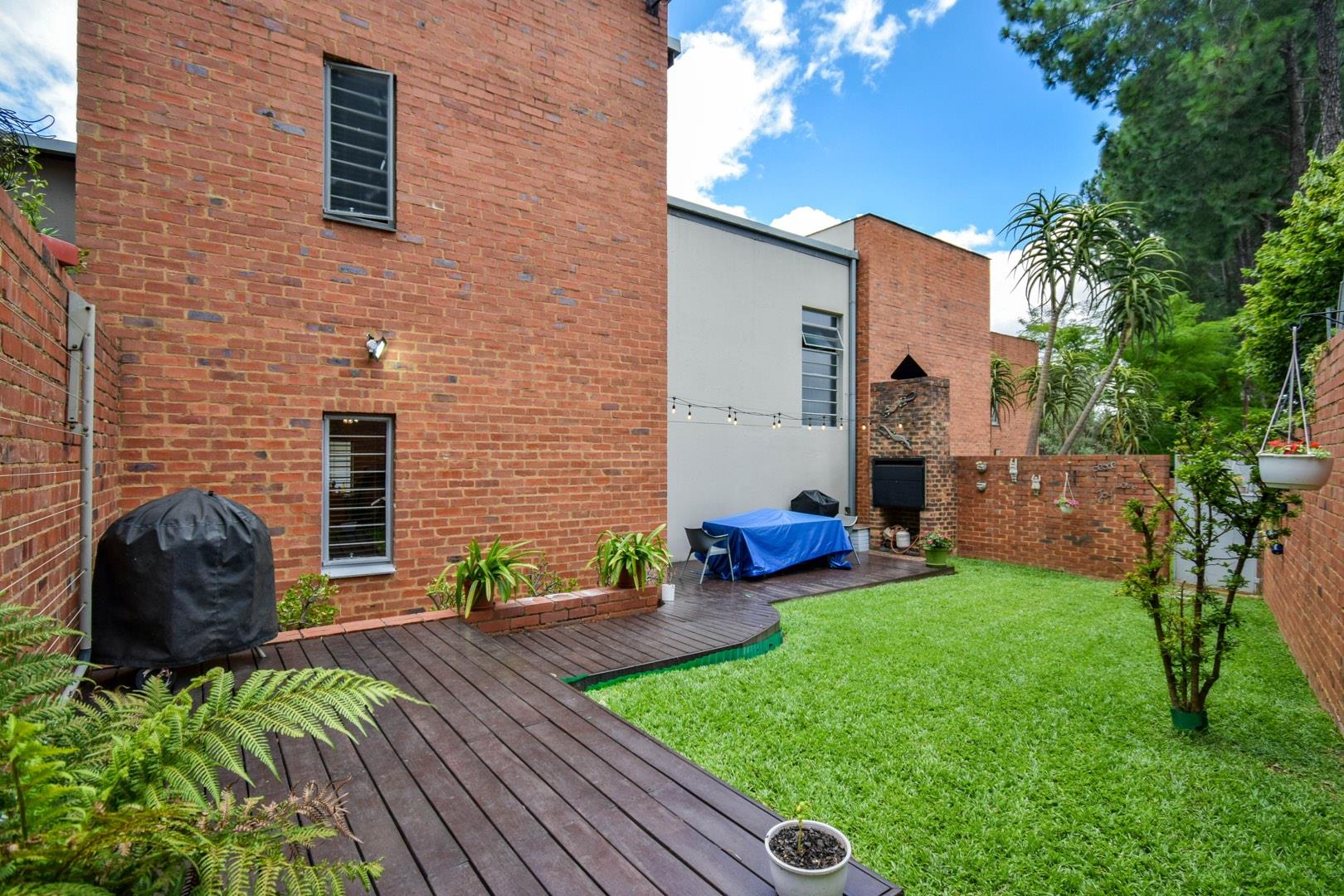 2 Bedroom Townhouse for sale in Die Wilgers - P24-116807986