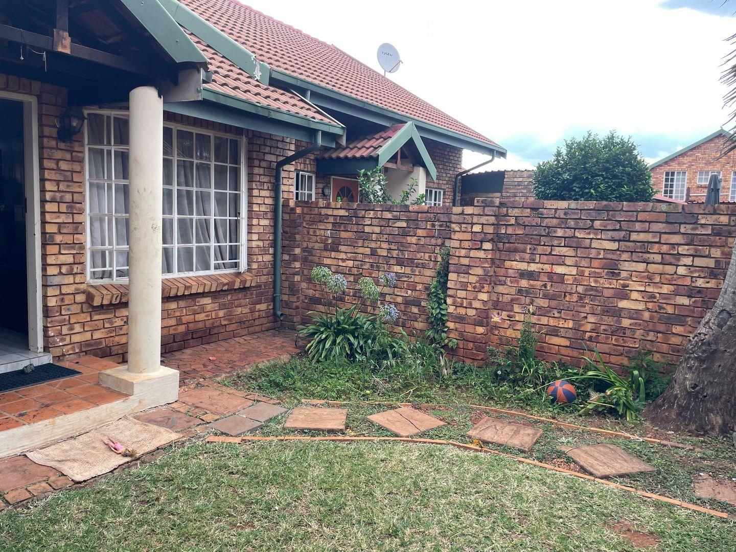 3 Bedroom Townhouse for sale in Clubview - P24-116808666