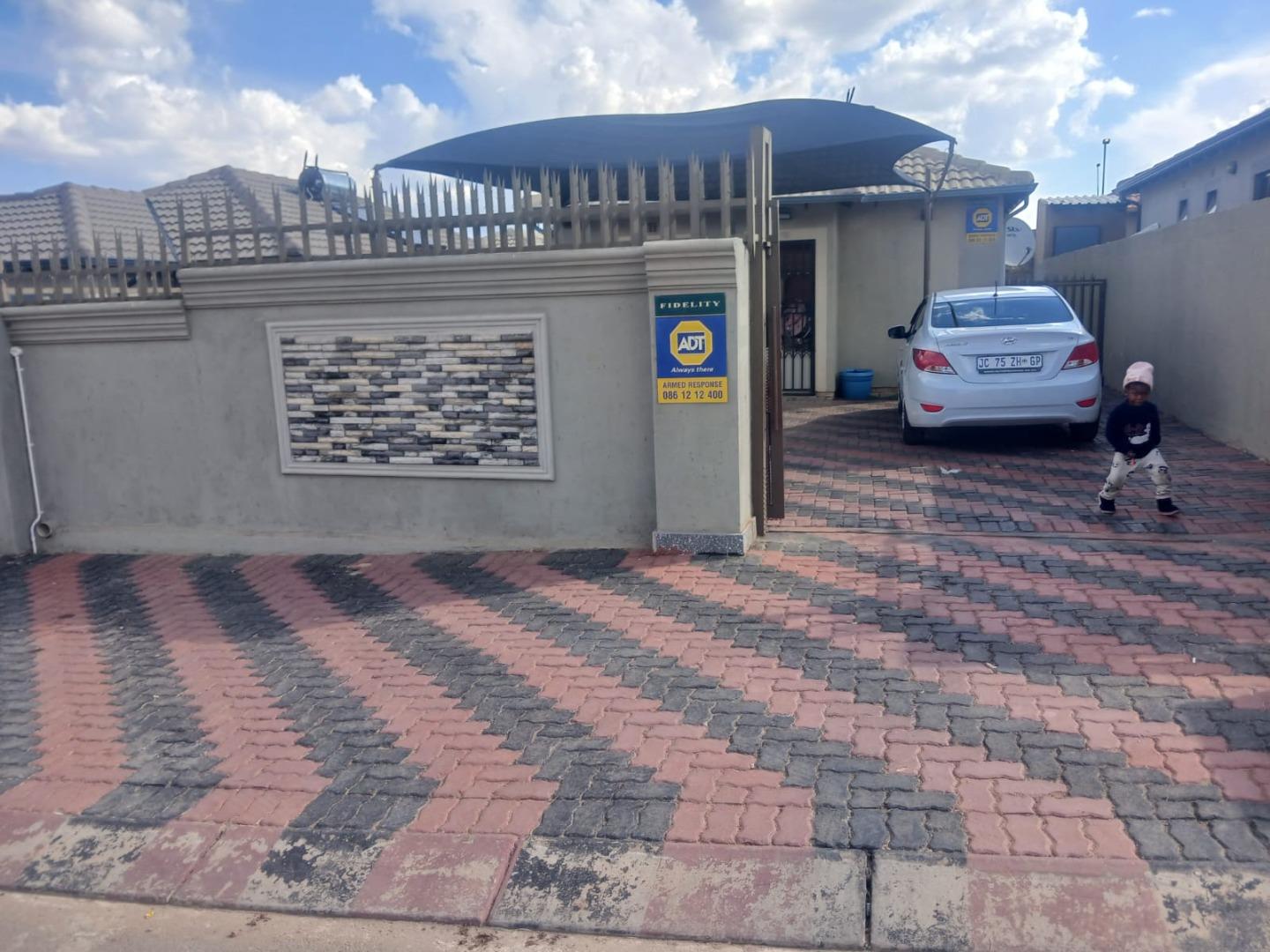 2 Bedroom House for sale in Kempton Park Central - P24-116813799