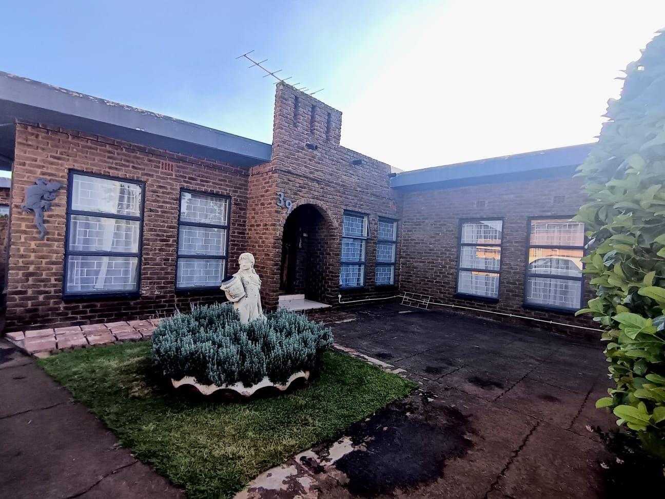 5 Bedroom House for sale in Carletonville Central - P24-116814370