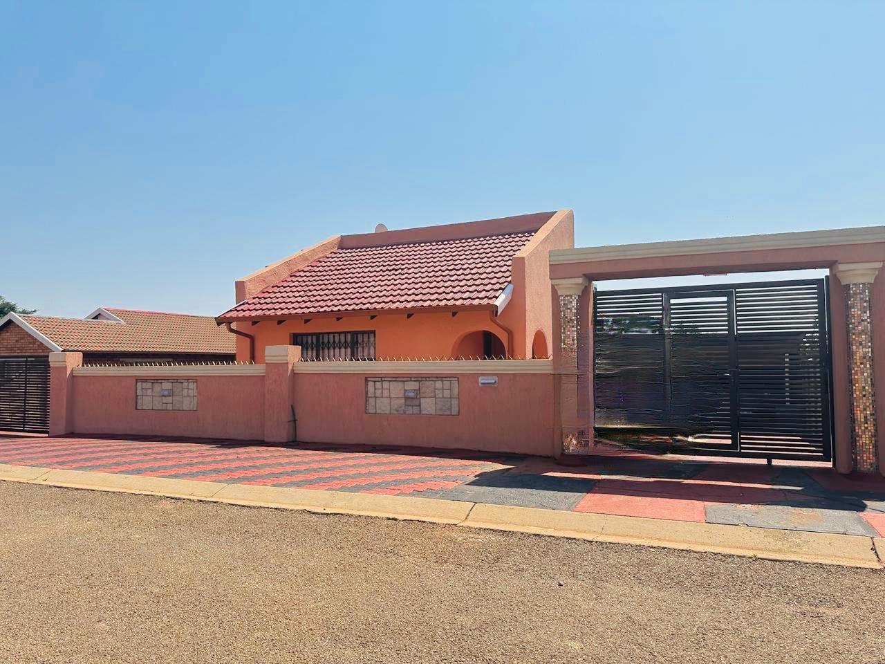 3 Bedroom House for sale in Sebokeng Zone 10 - P24-116814697