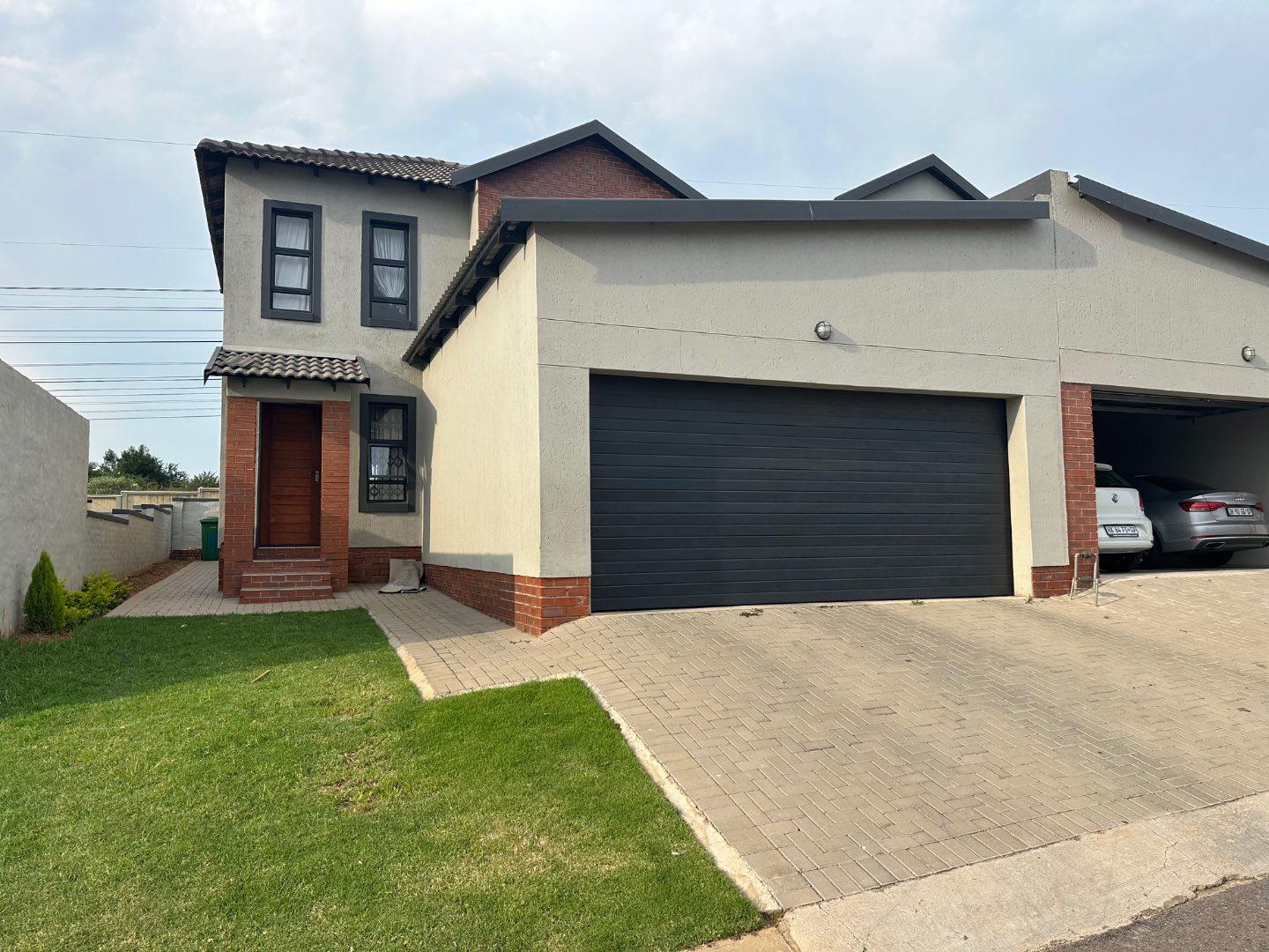 3 Bedroom House for sale in Kosmosdal - 2 Waterberg Drive - P24-116819841