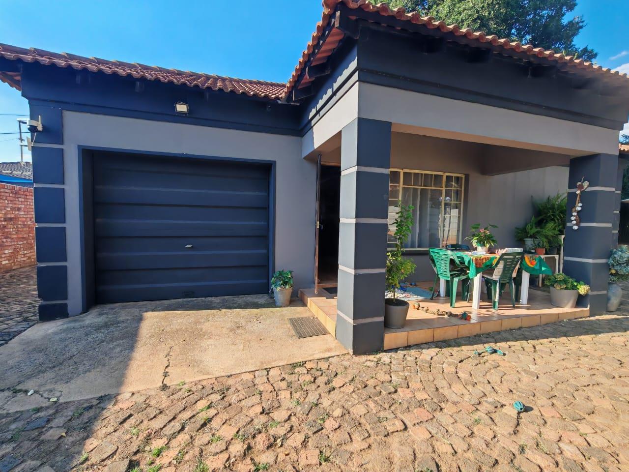 5 Bedroom House for sale in Flamwood - P24-116819852