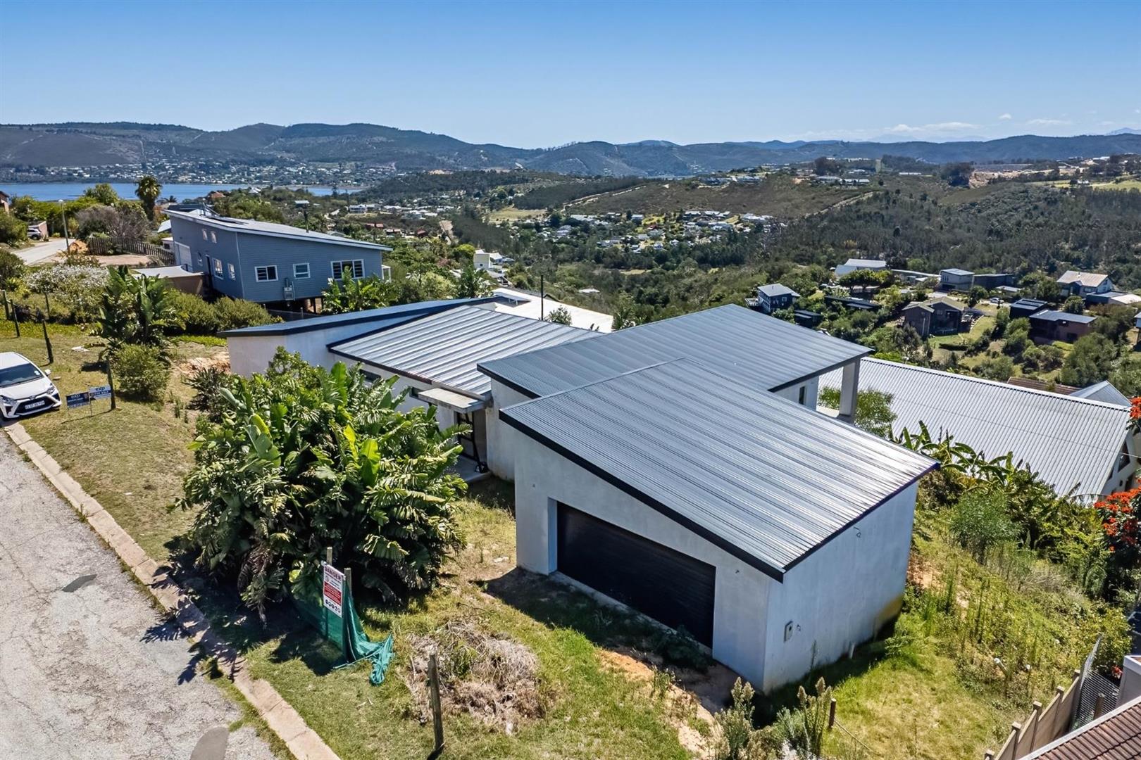 3 Bedroom House for sale in Knysna Heights - 17 Ridge Drive - P24-116210431