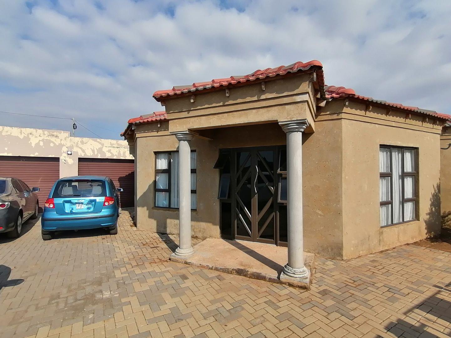3 Bedroom House for sale in Jouberton - P24-116831247