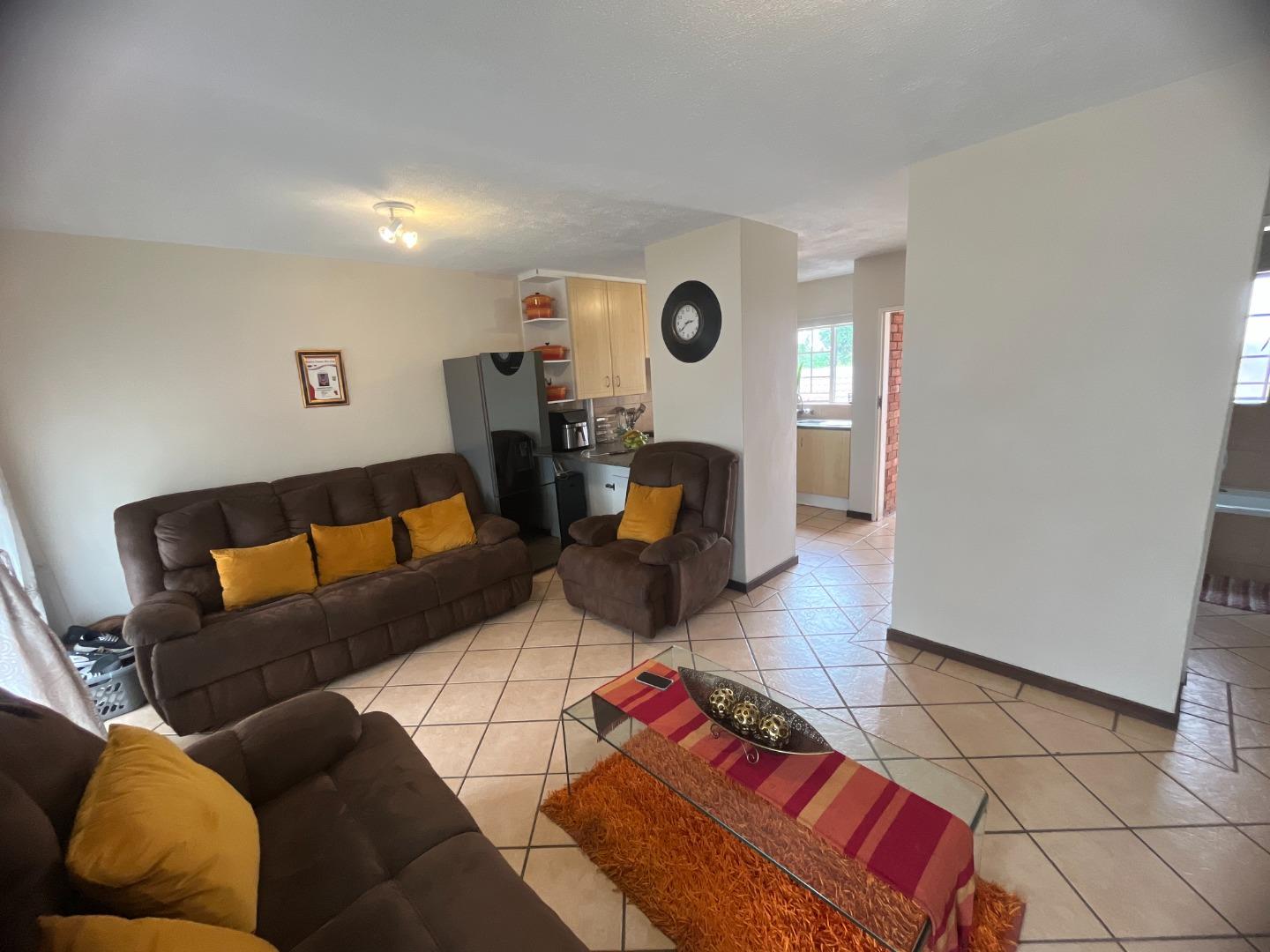 2 Bedroom Apartment / flat for sale in Die Hoewes - El De Vino, 134 ...