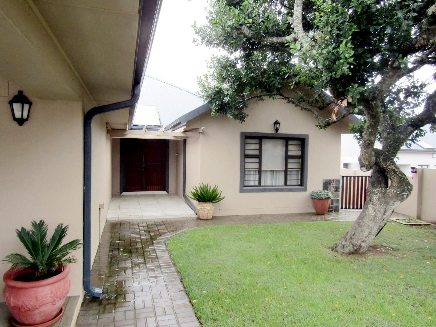 3 Bedroom House for sale in Stilbaai Wes - P24-116827757
