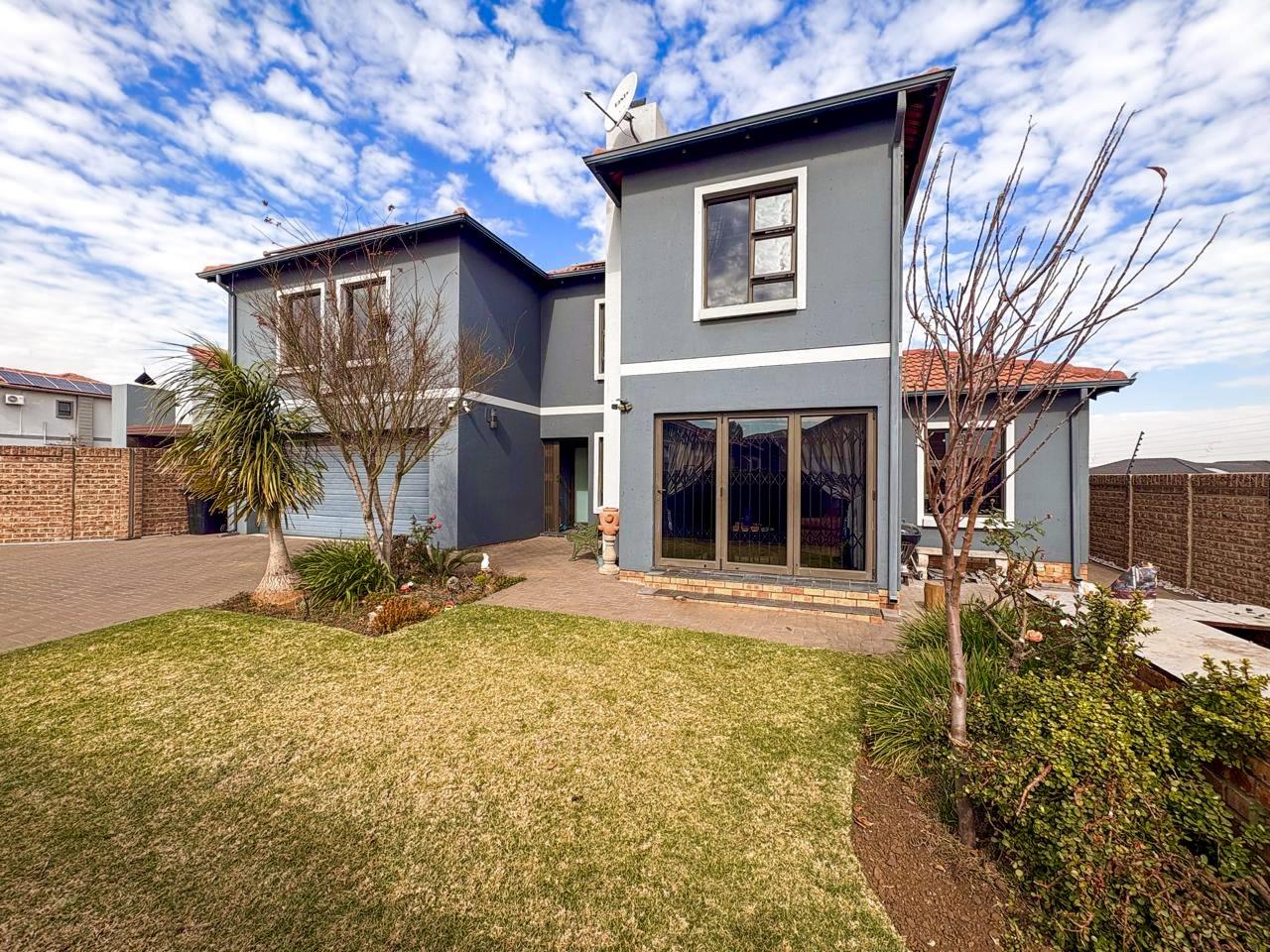 4 Bedroom House for sale in Parkrand - P24-116834421