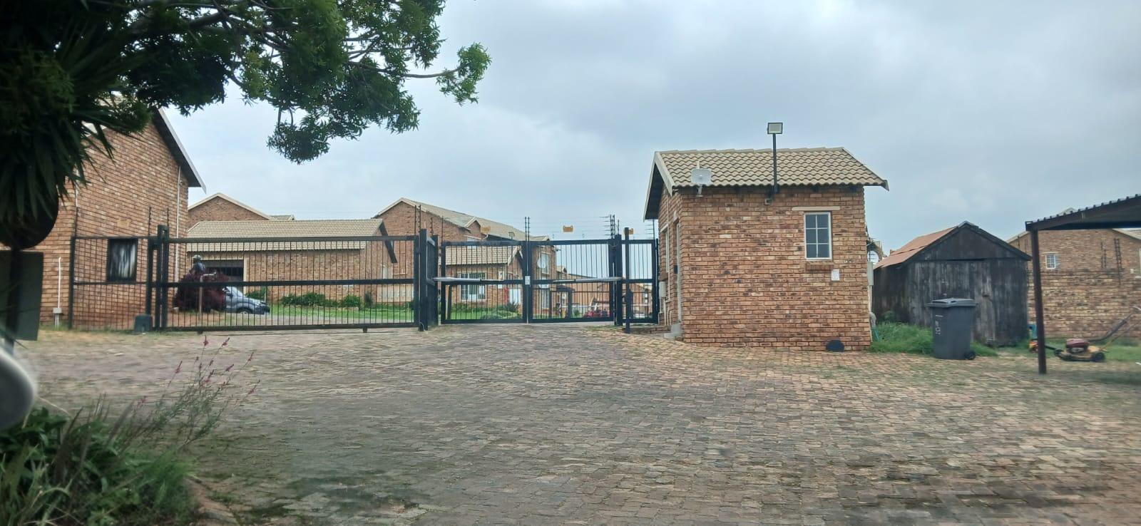2 Bedroom Townhouse for sale in Chloorkop - P24-116834428